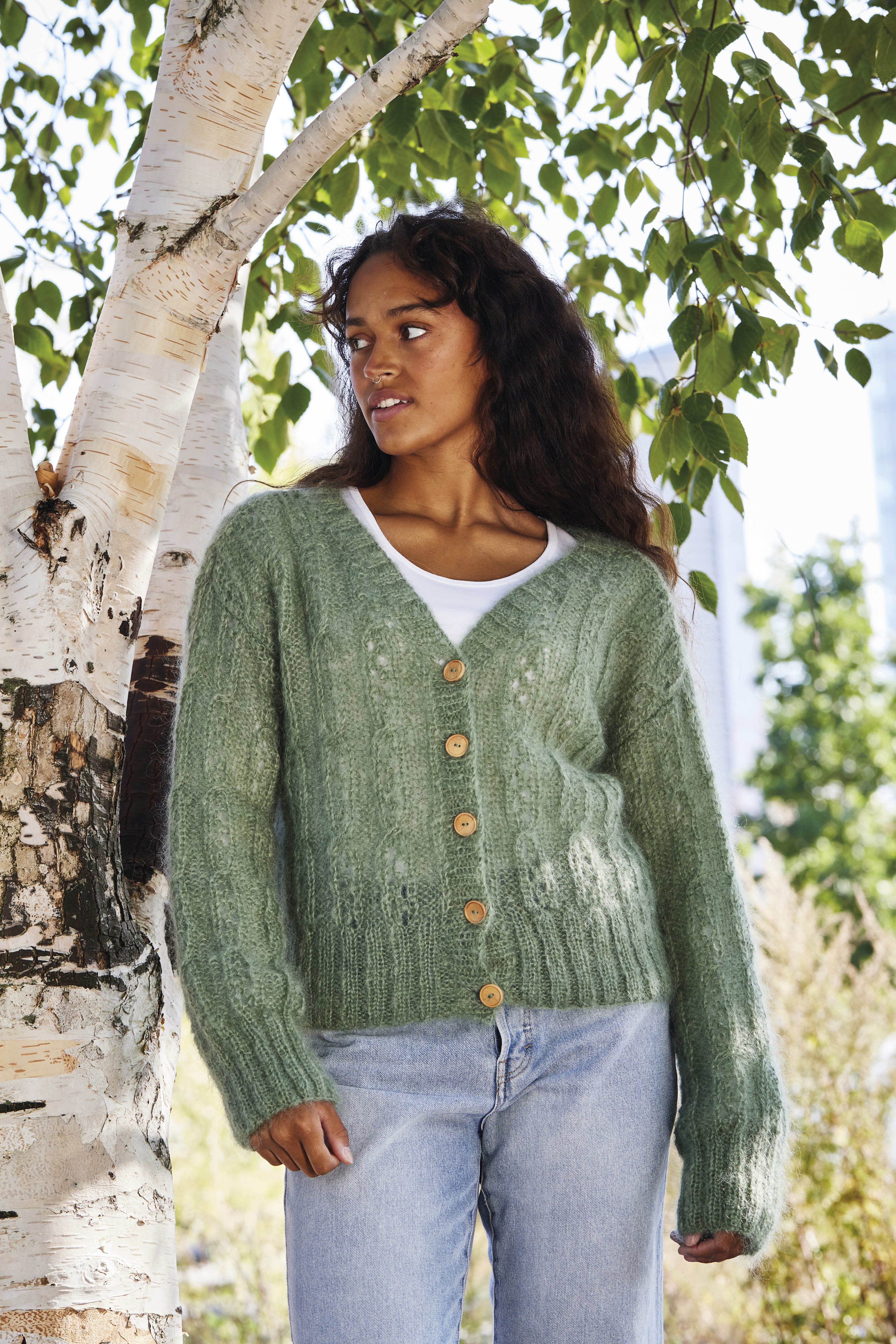 Strikkeopskrift til kvinder: Tynd cardigan med hulmønster og knapper ...