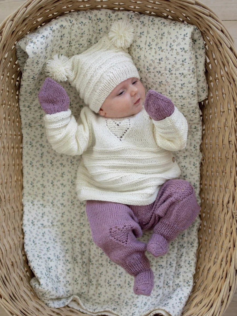 Gratis babystrik: Strik et sødt sæt med trøje, hue, vanter og strømper ...