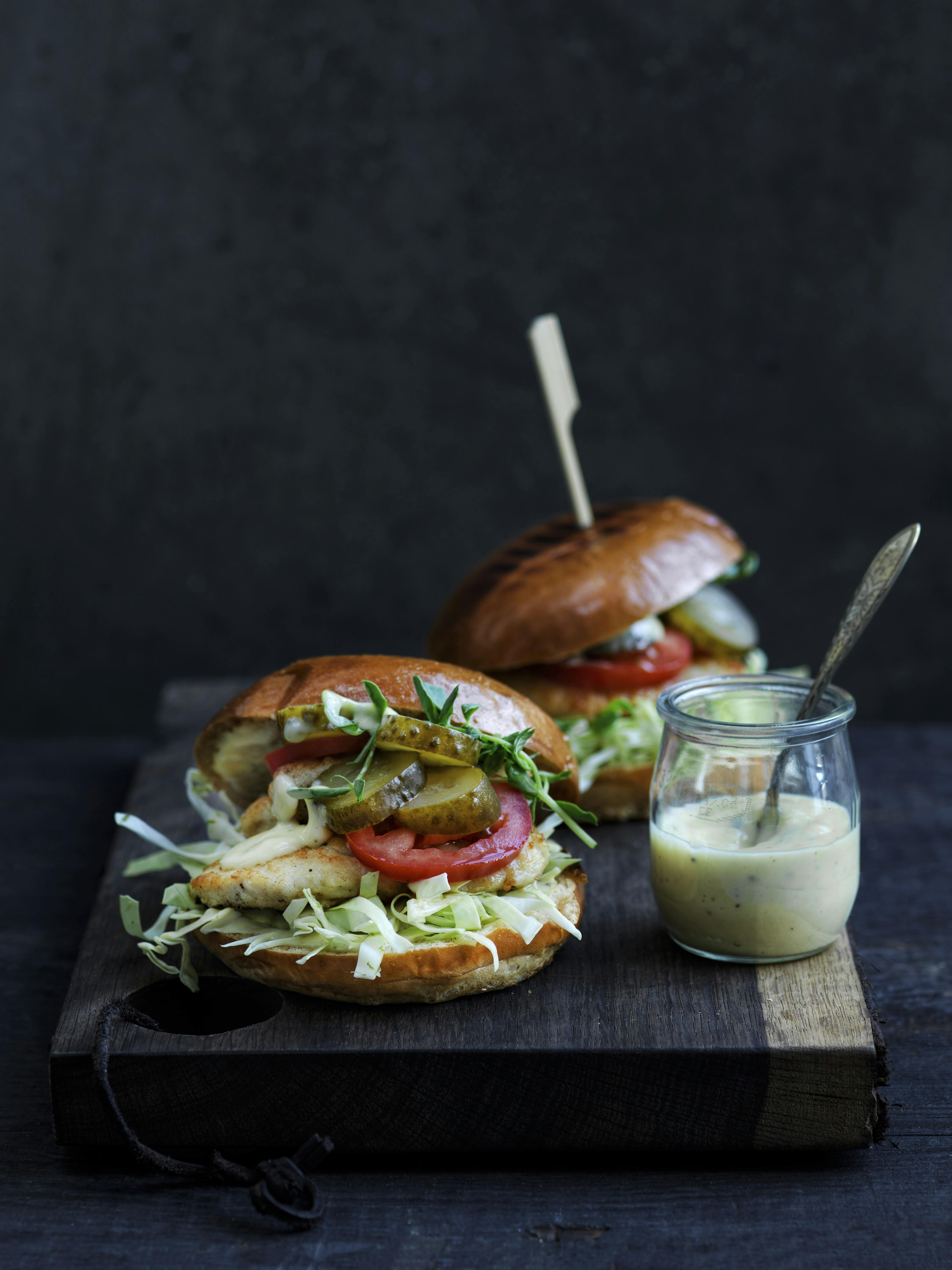 Burger med paneret kylling og hjemmelavet dressing | Familie Journal