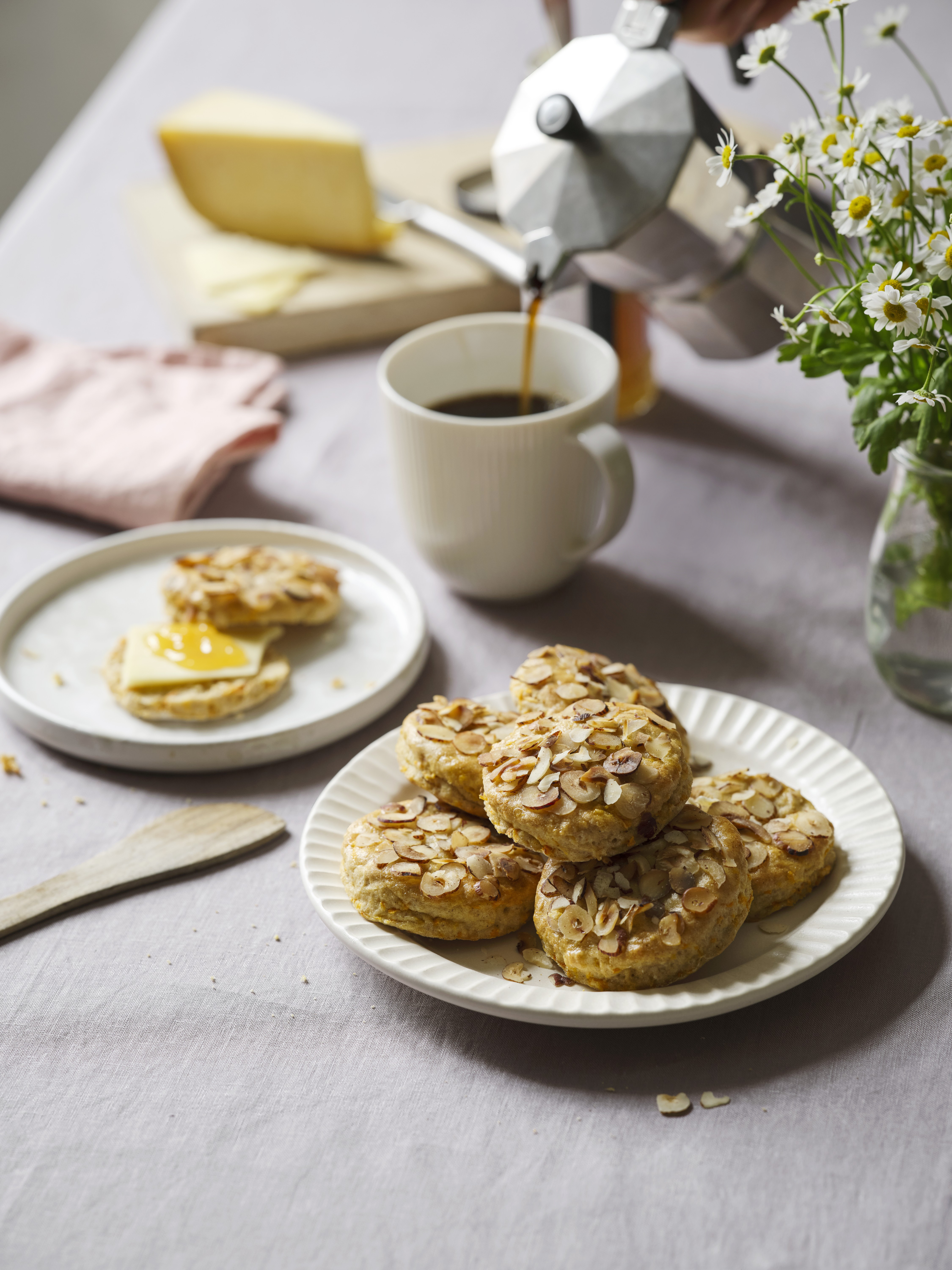 Saftige gulerodsscones med hasselnøddeflager‌ | Familie Journal