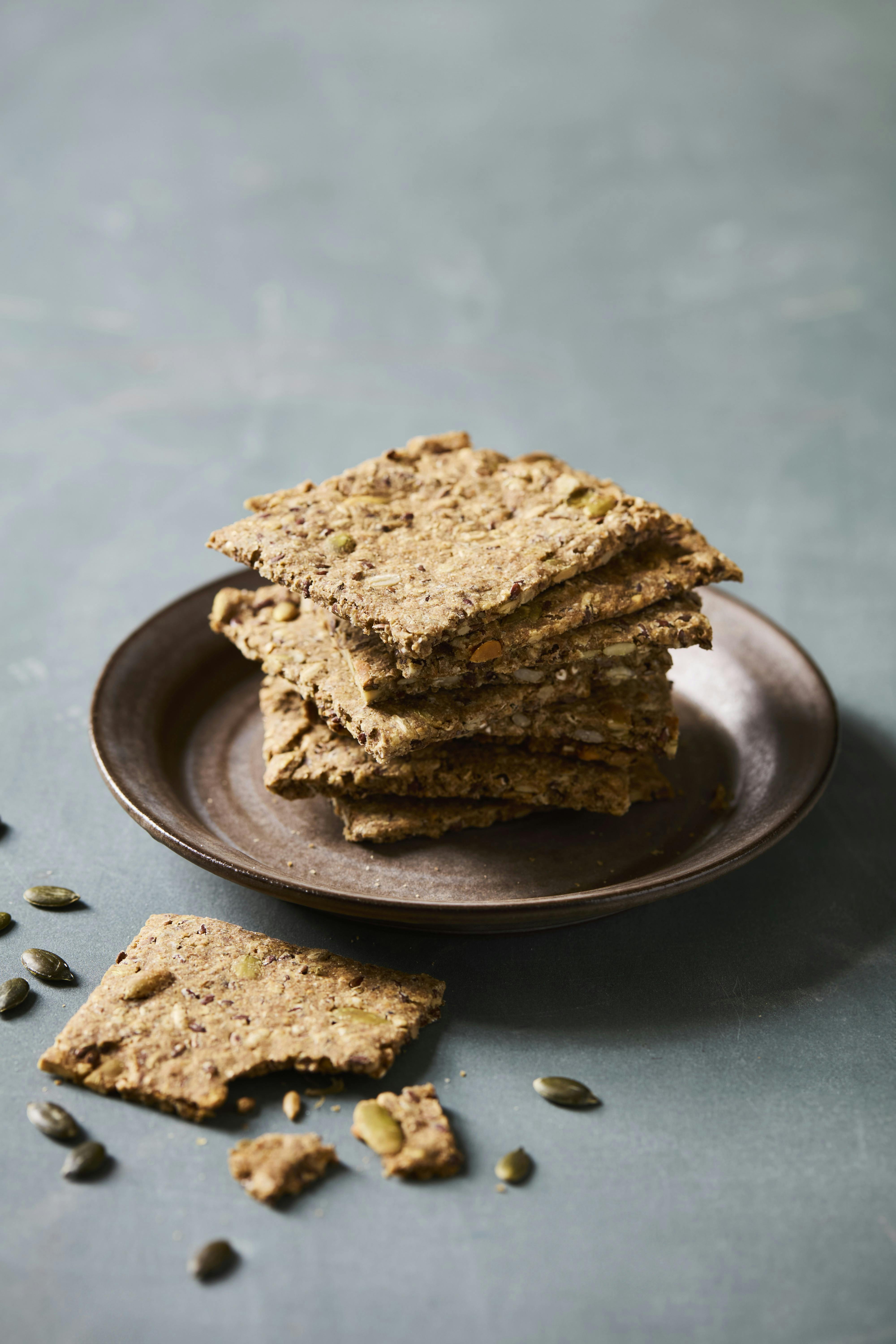 Opskrift på knækbrød med rugmel, frø og kerner | Familie Journal