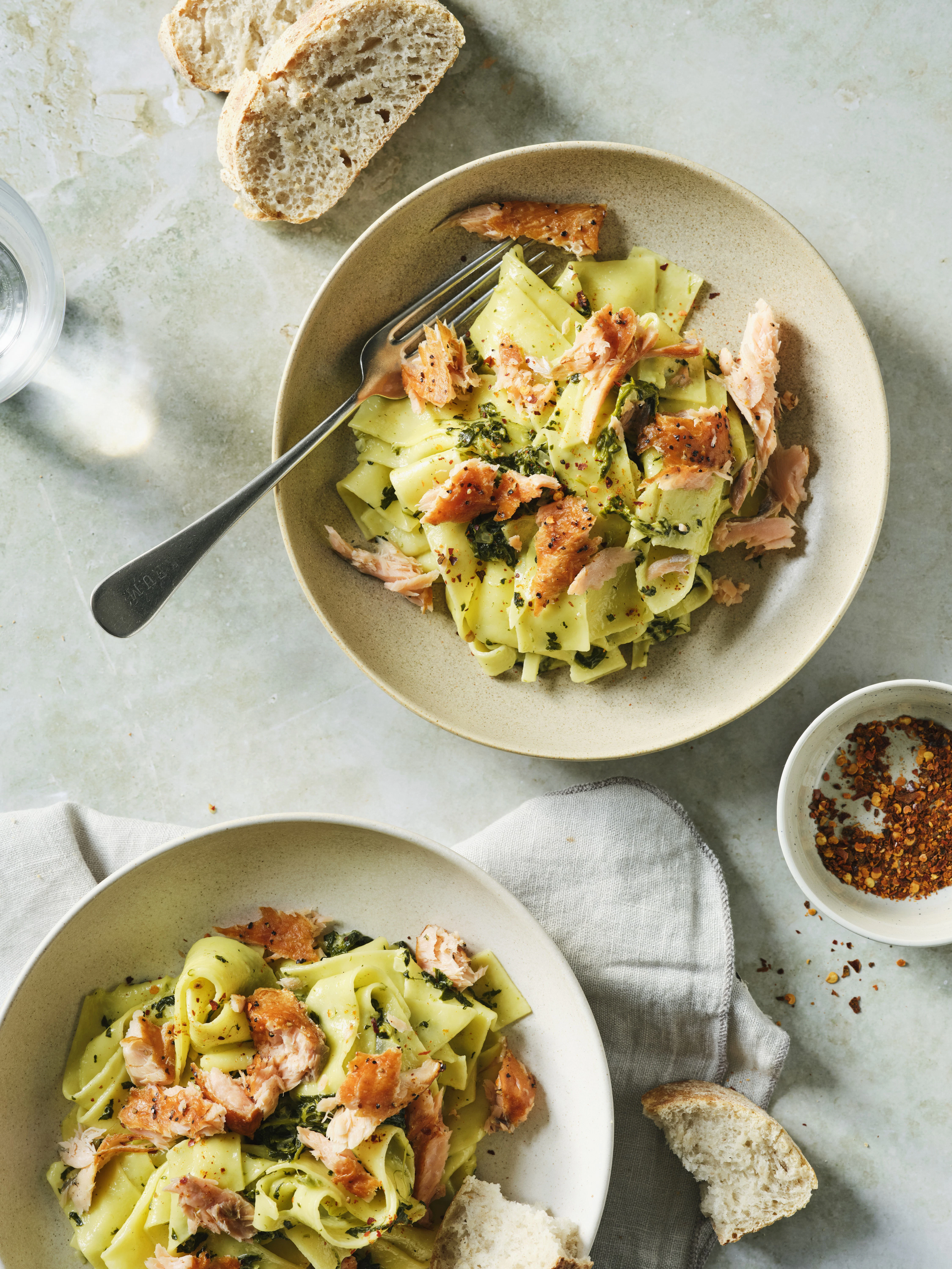 Opskrift på smagfuld pasta i spinatsauce med laks | Familie Journal