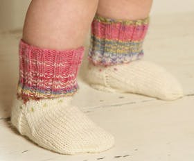 Strikkede babysokker | Familie Journal