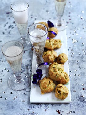 Vandbakkelser med gruyereost og basilikum | Familie Journal