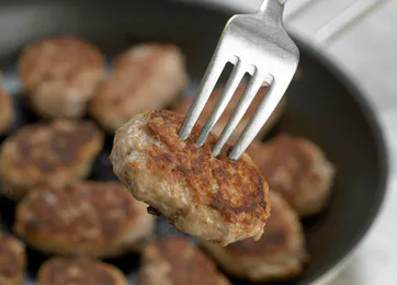Sønderjyske- og kalkunfrikadeller | Familie Journal