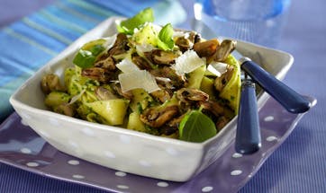 Pasta med spinatpesto og røgede muslinger | Familie Journal