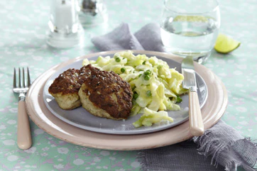 Kalkunfrikadeller med stuvet spidskål | Familie Journal
